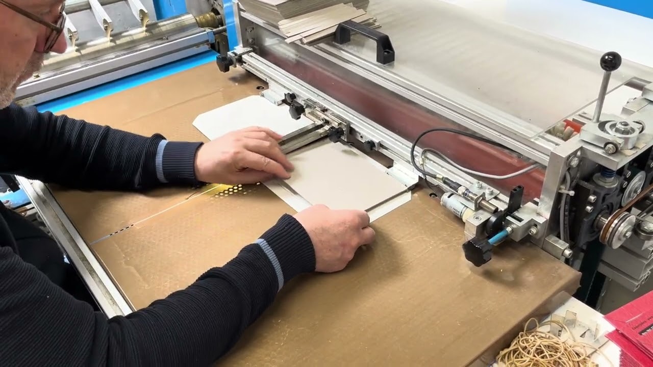 Façonnage d'un livre à couverture rigide de type BD - Préparation de la couverture