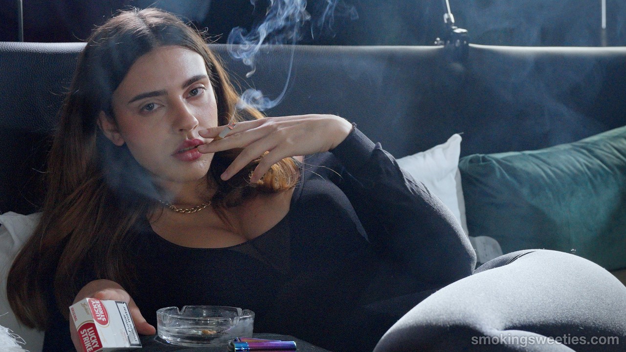 This is Mireya’s first cigarette after eight months without smoking. She quit smoking