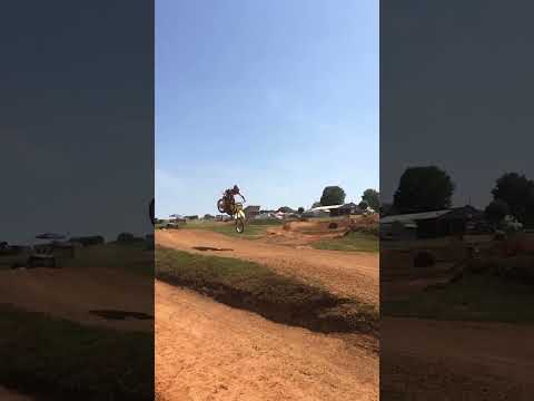 Gotta shift up Bud: Suzuki RM125 2-stroke Crash at Center Road Mx