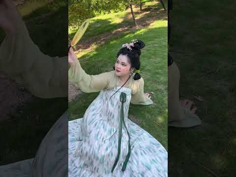 Liking a lovely Tang dynasty girl on the grass #hanfu #chineseculture #charm