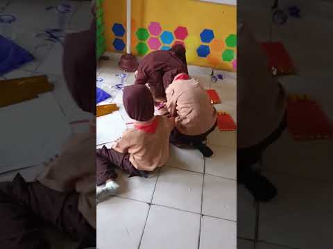 semangat anak-anakku. membuat baju bodo dari kantong plastik di sekolah