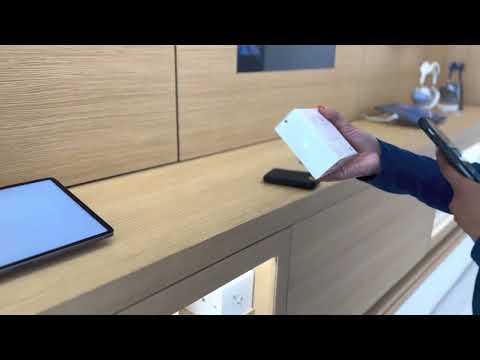 Apple Store Oakland, Bay st, shopping for AirPods