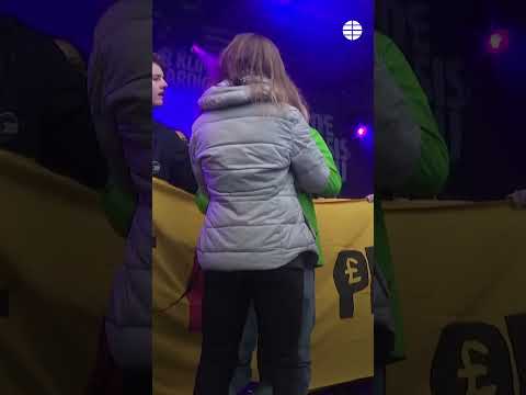 Un hombre le quita el micrófono a Greta Thunberg en una manifestación por el clima #GretaThunberg