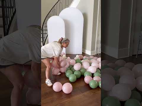 Baby Shower Balloon backdrop #party #partydecorations #diy #diypartydecor #balloon