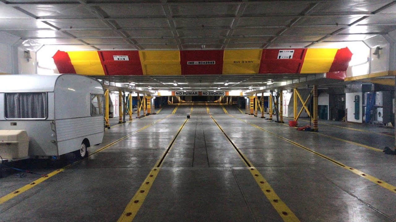 Descargado el ferry de Baleària encallado en Dénia