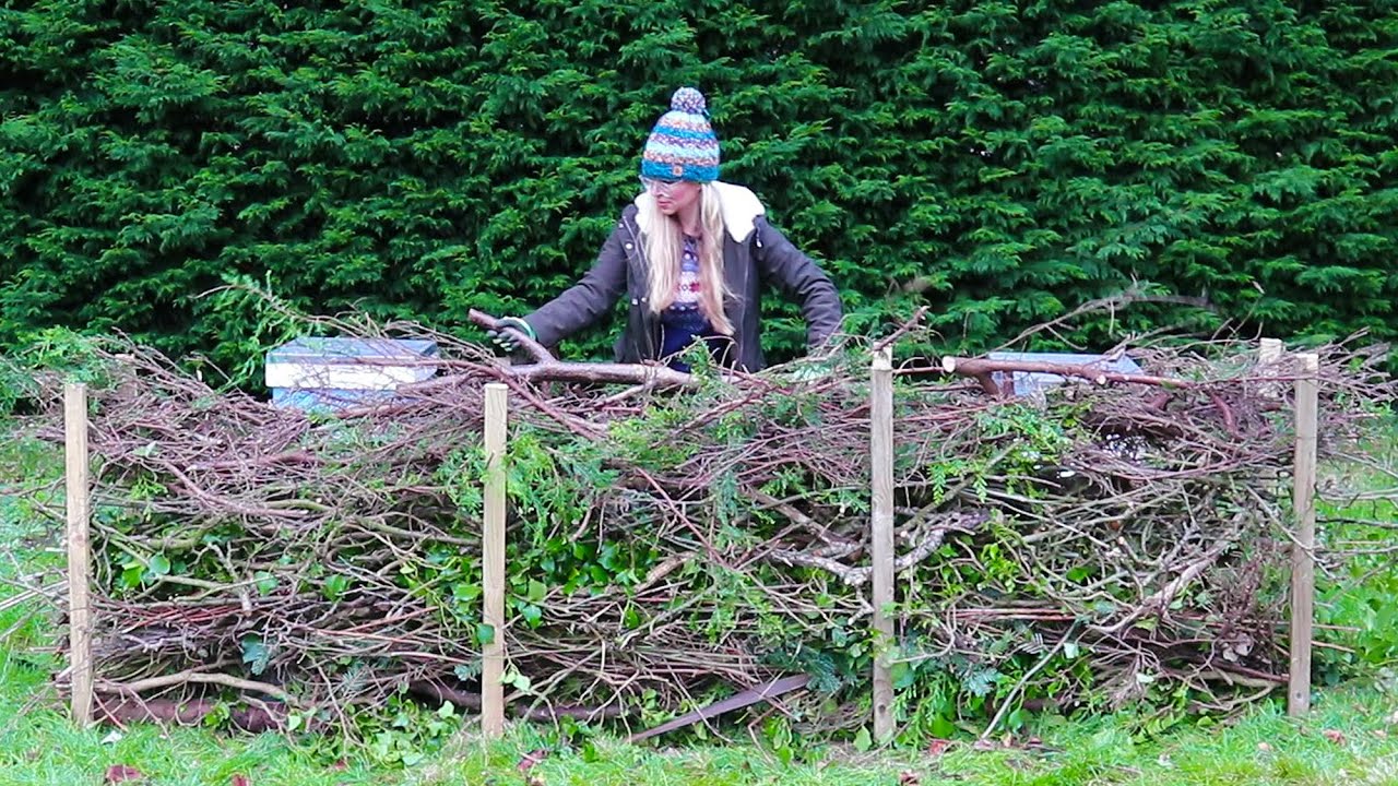 How to Build a Dead Hedge With Garden Waste