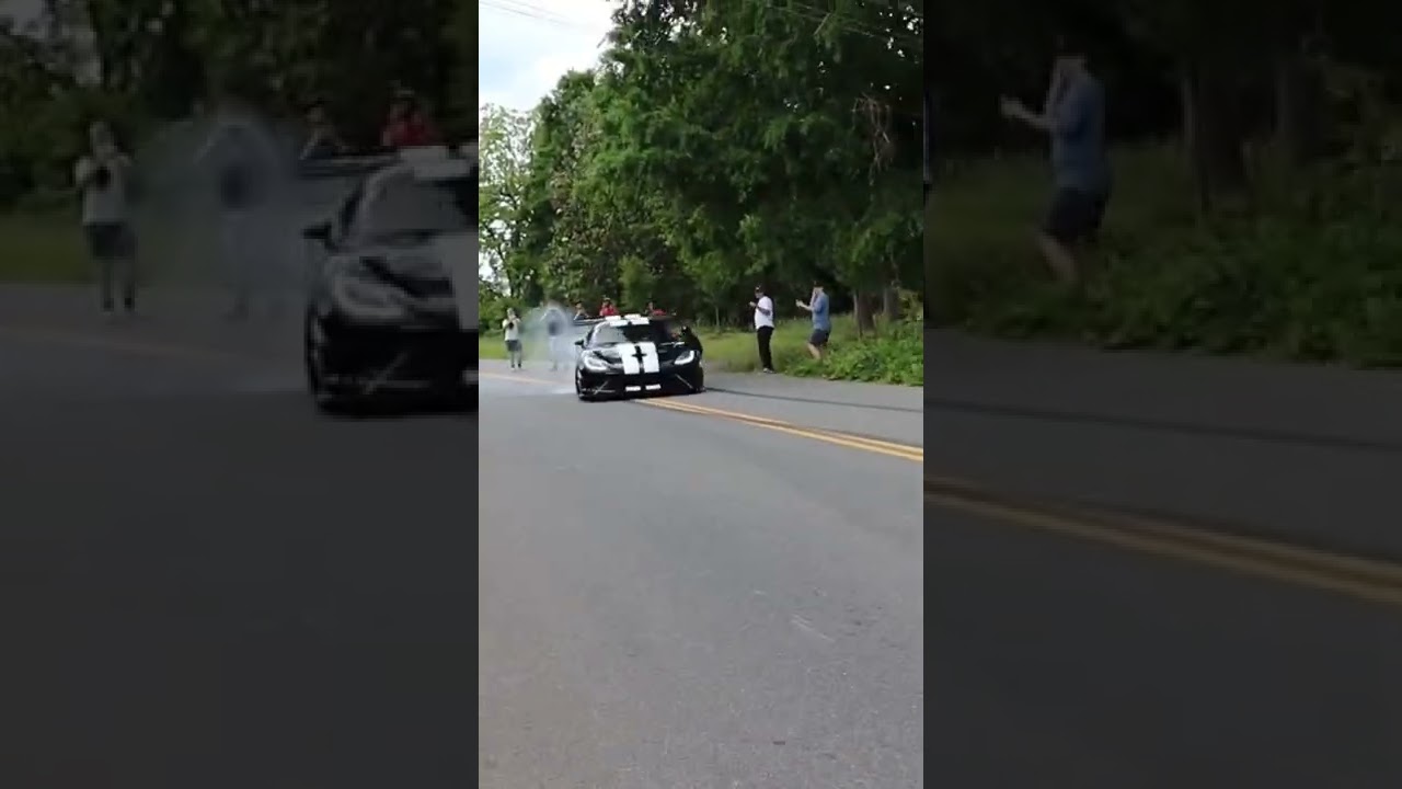 Lamborghini Aventador SVJ and dodge viper ACR do crazy/sketchy things leaving the car show￼
