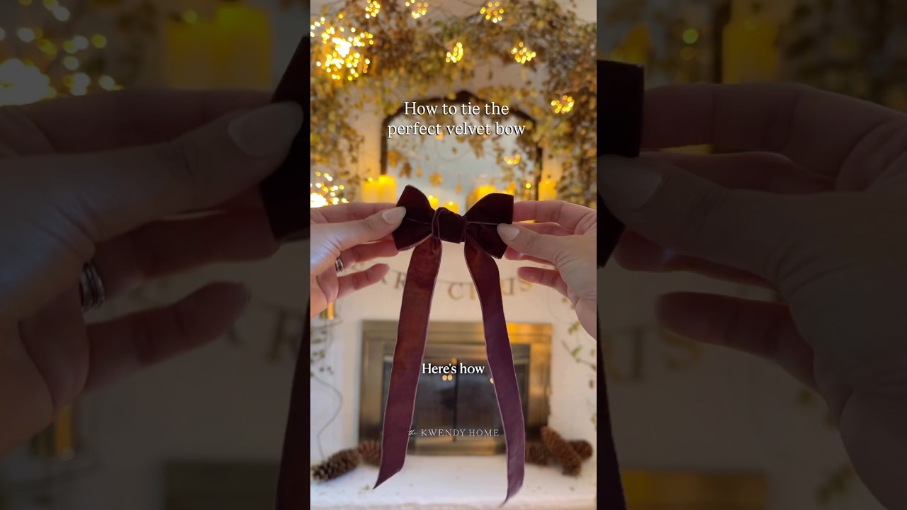 How to tie the perfect velvet bow 🎀 #christmasdiy #howto #christmasdecor
