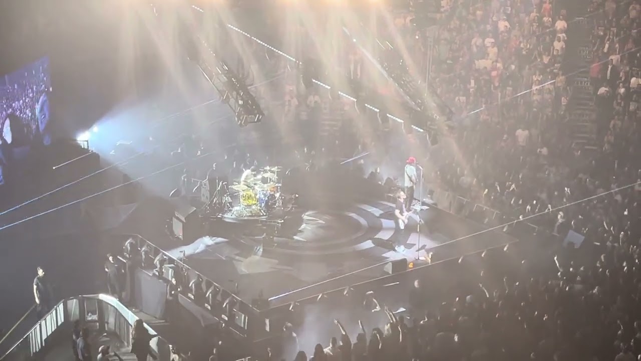 Blink 182 in Vancouver Rogers Arena - All The Small Things & Dammit
