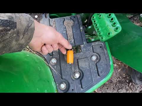 John Deere 3025D Missing Throttle Pedal