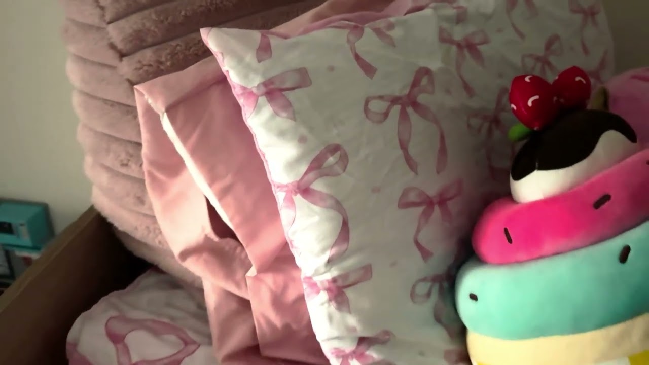This Bow Bedding Set is a must have!