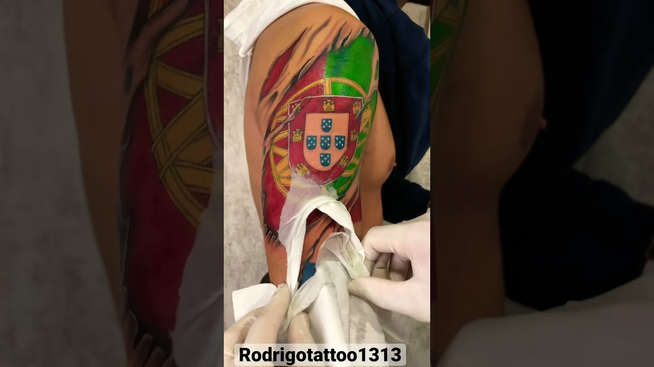 Tattoo pele rasgada com bandeiras do país de origem! Portugual e Holanda