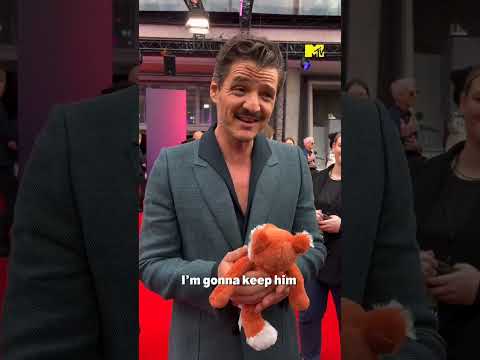 We gifted Pedro Pascal his very own fox at The Wild Robot premiere π¦β€οΈ