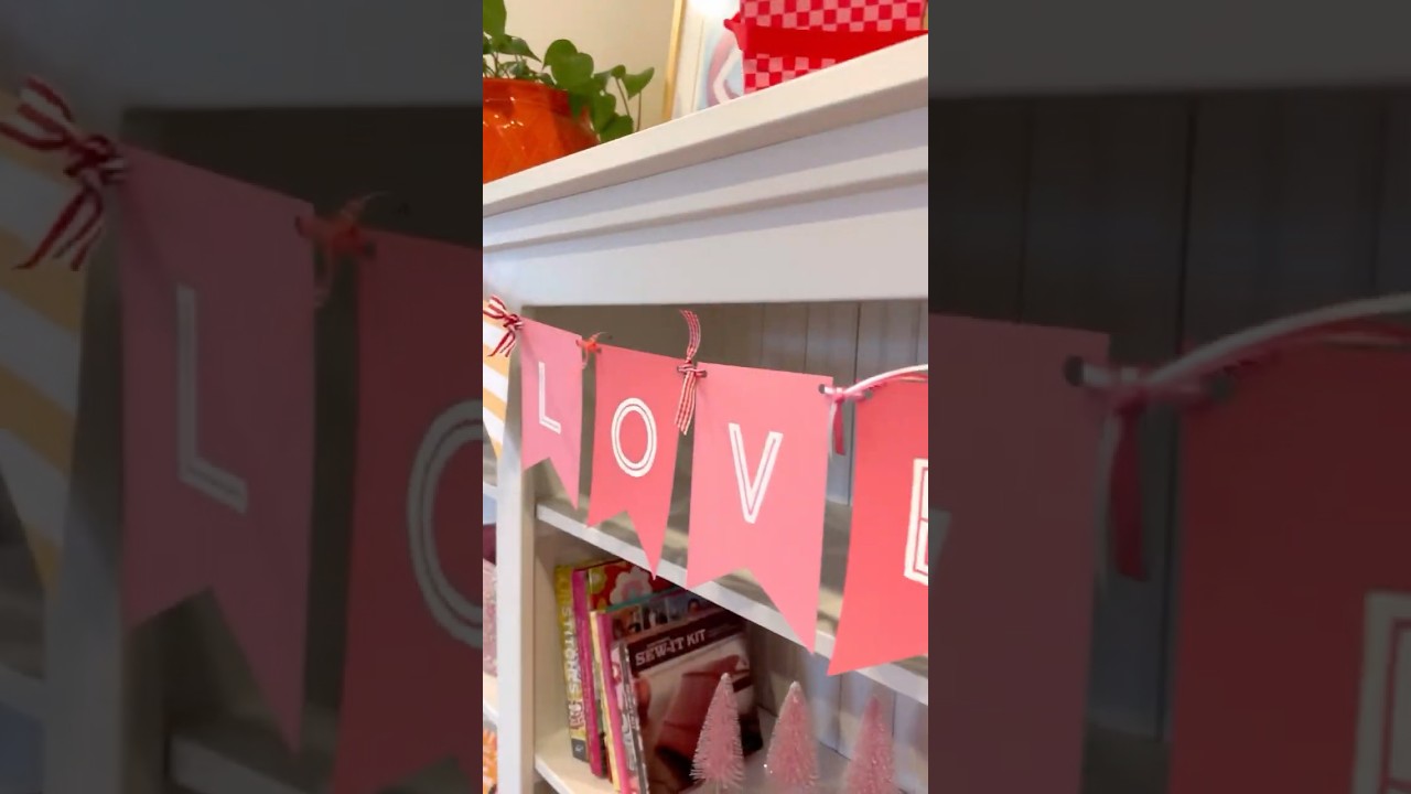 CRAFT 💕 Create a Valentine’s Day Banner – it’s cute and customizable. Free printable download.