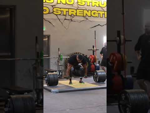 MAJOR PR! LARRY WHEELS DEADLIFTS 930 LBS FOR 3 REPS!
