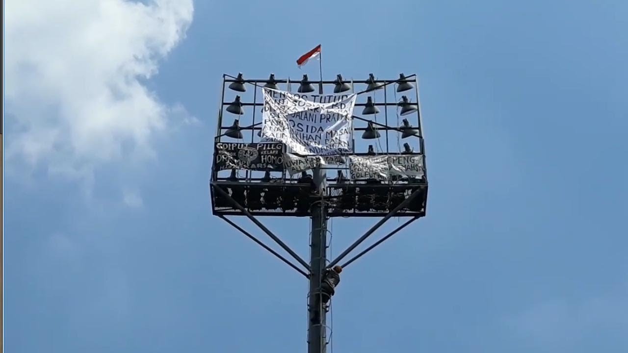 Pria Pemanjat Lampu Sorot Stadion UI Minta Pemerintah Perhatikan ...