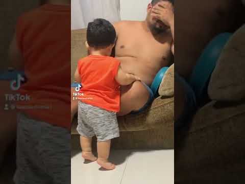 Bebê derruba prato de comida do Pai.🤣😂 #tiktok #videos #engraçado #baby