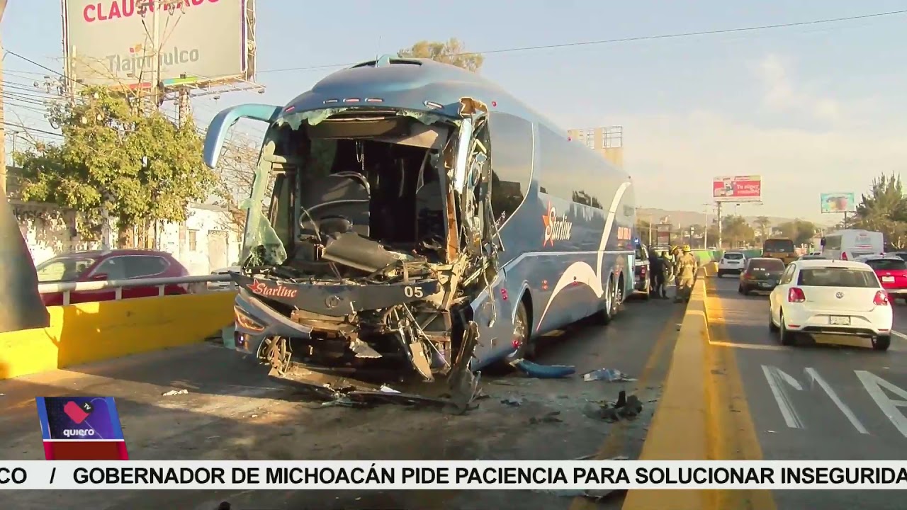 Al menos 27 lesionados por choque de auto con camión de transporte turístico; viajaban a Manzanillo