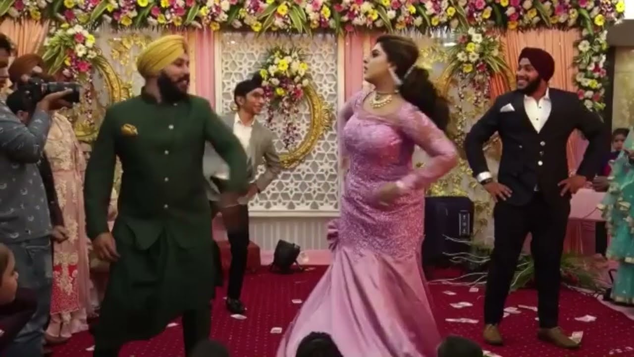 Bhabhi-Devar ka dhaansu dance! Bride burns the dance floor with brothers-in-law