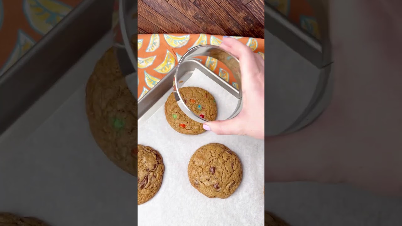 Super-Soft Super-Sized Chocolate Chip Cookies #chocolatechipcookies #ccc #cookies