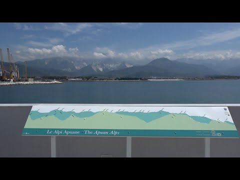 Un pannello celebra lo skyline delle Apuane: "Ma quei monti stanno sparendo"