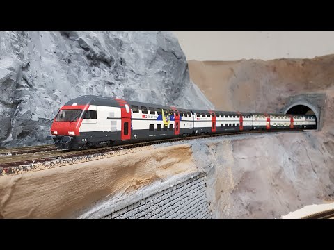 IC 2000 Roco in H0 auf neuem Teilabschnitt zum schweizer Nationalfeiertag