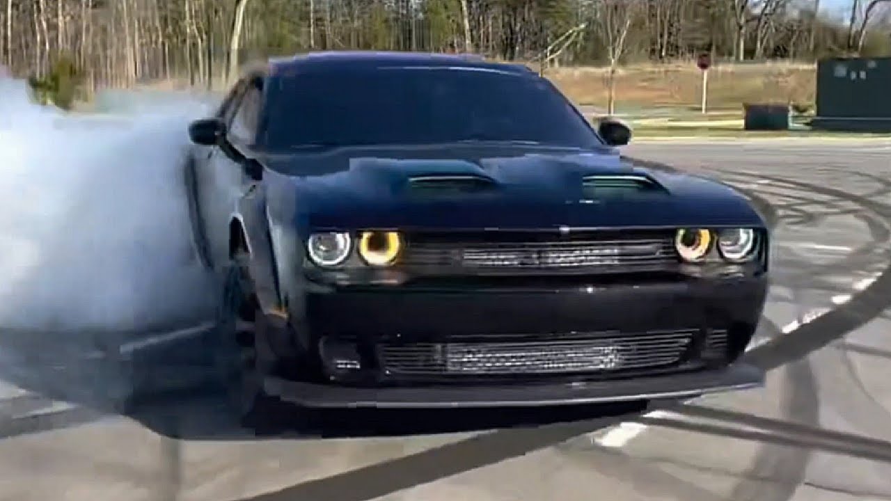 DODGE CHALLENGER HELLCAT DRIFT & DONUTS 