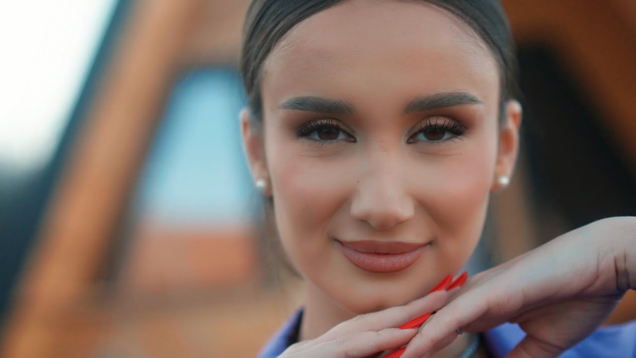 Alexandra Cotrus - Strainatatea nu ma lasa (versuri) - Trăiește Muzica