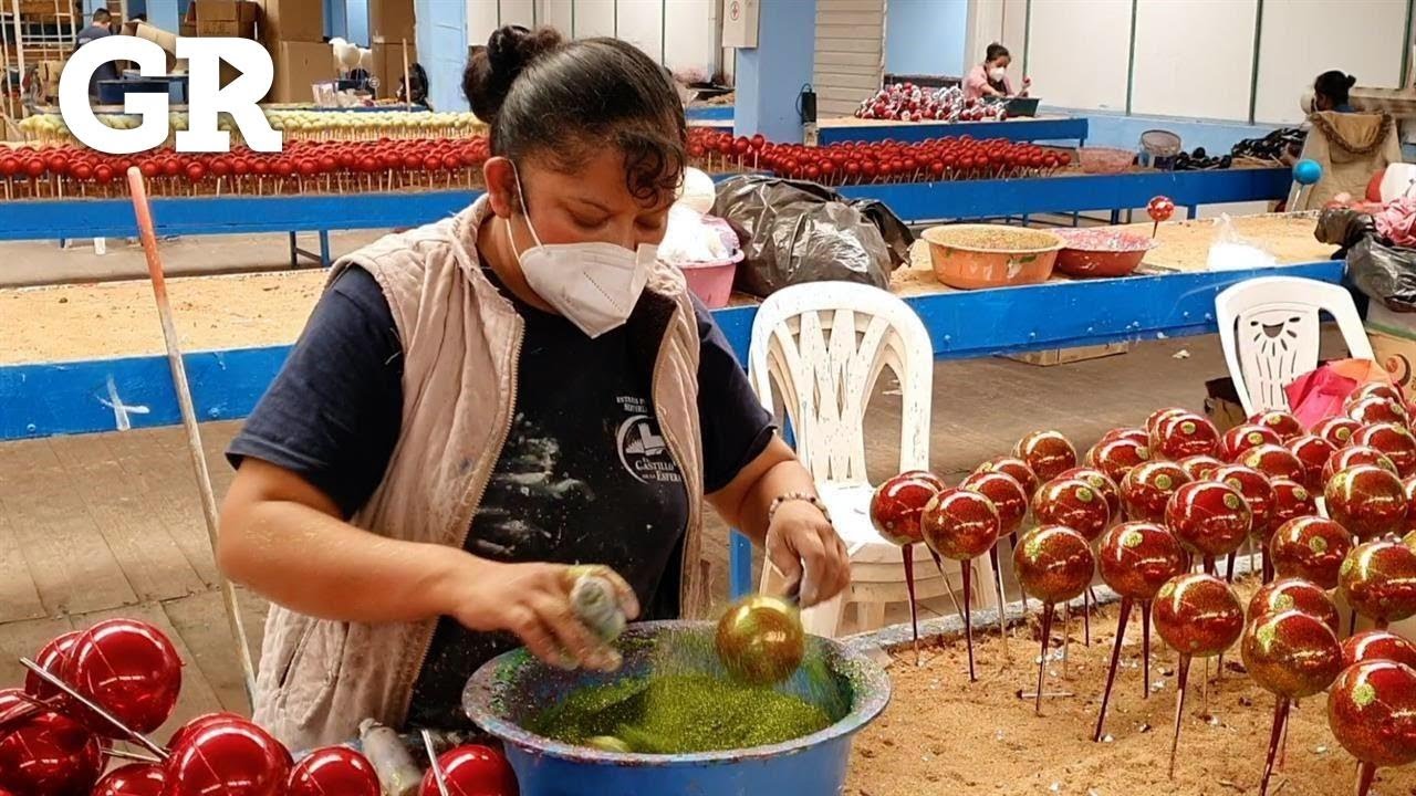 This is how Christmas balls are made