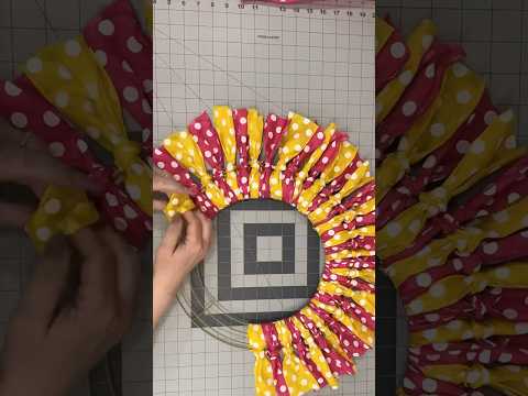 Make an Easy Wreath with Me! Easy Ribbon Wreath. #julieswreathboutique #howtomakeawreath #diy