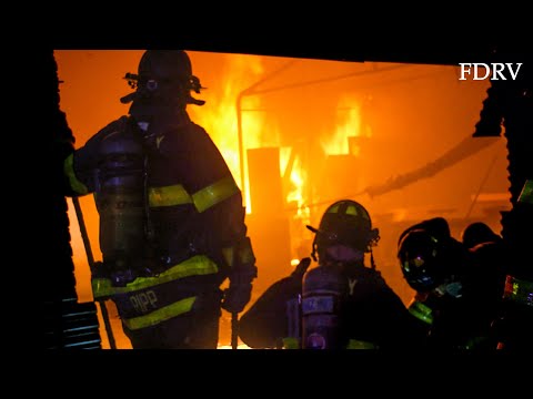 **5-ALARM NYC DOT Warehouse FIRE!** HEAVY Fire Throughout a MASSIVE Maintenance Bldg [QNS Box 9302]