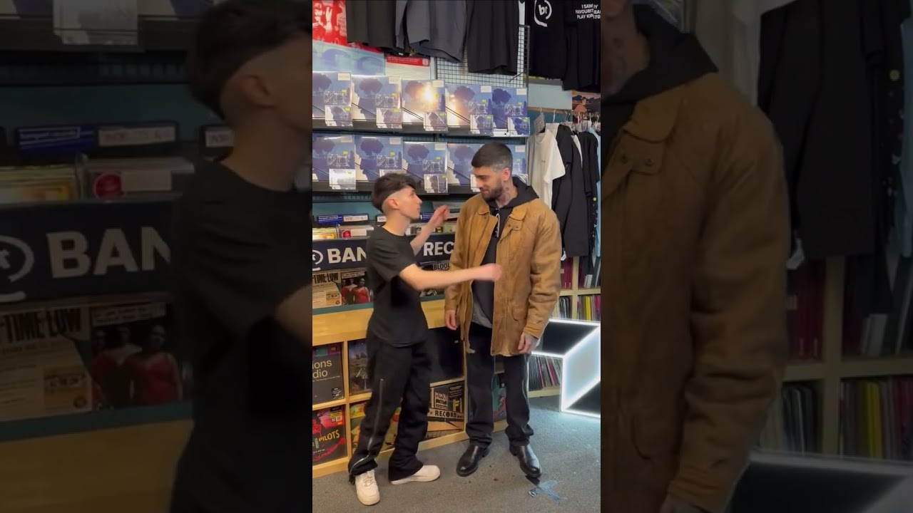 Zayn meeting a fan wearing a “lol ur not zayn malik” shirt at the London Signing! 💛 #zaynmalik