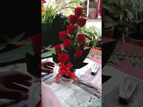 10 Red Rose bouquet Arrange Glass Vase #short video #yutubeshorts