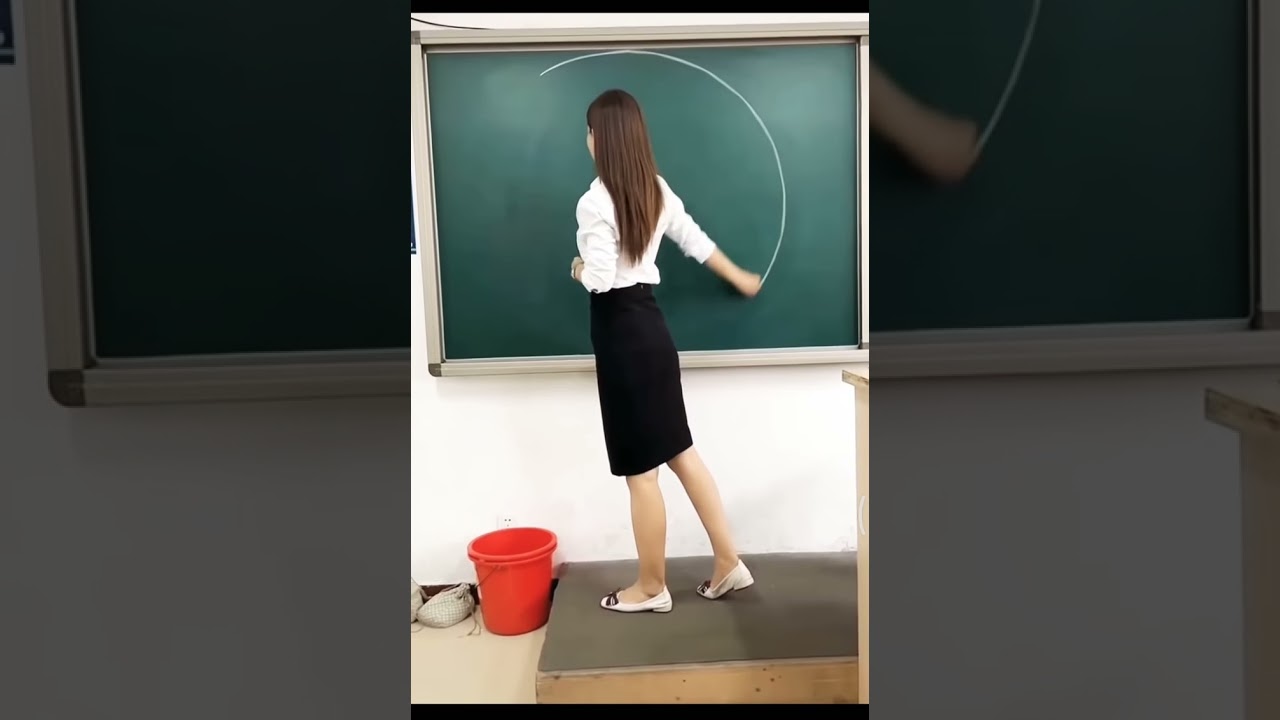 Amazing skills of a teacher! PERFECT CIRCLE In just 1 hand, no compass.