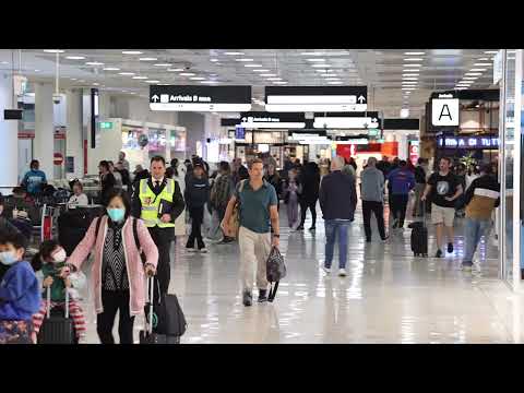 Lachlan Murdoch arrives in Australia on his PJ