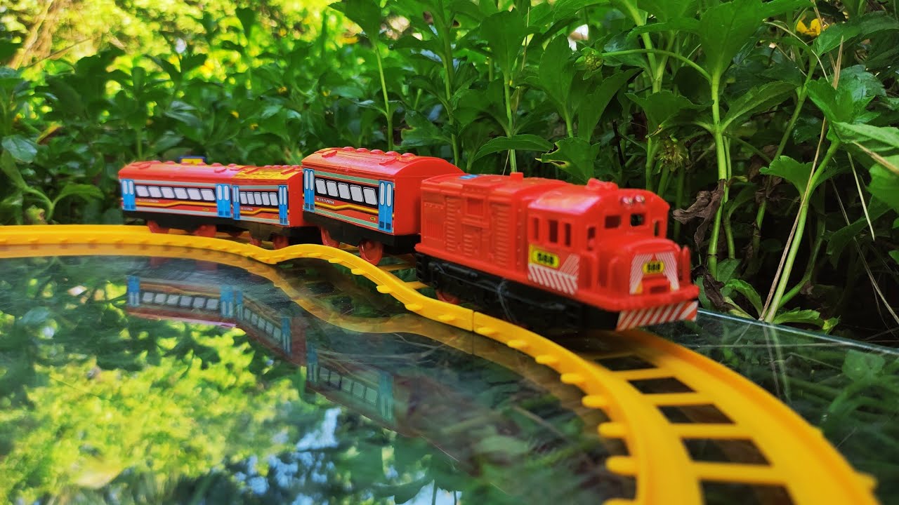 Unboxing dan Merakit Mainan Kereta Api Multi Express Train Set Transportasi Massal Warna Merah