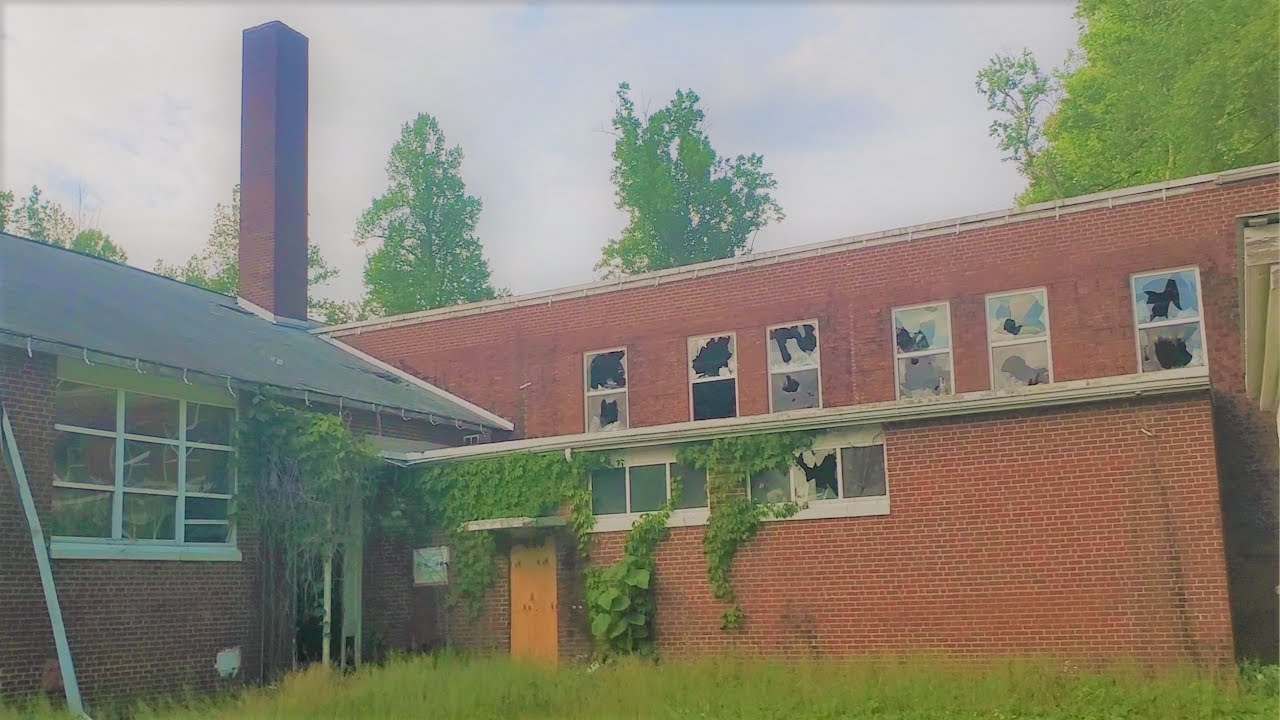 Exploring Abandoned ELEMENTARY SCHOOL With Exploration Unknown (WARNING) *HAUNTED*