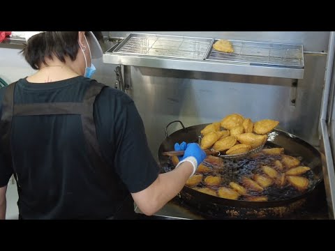 MUST EAT Crispy Curry Puff & Pancake at Hong Lim Food Centre. | SINGAPORE HAWKER FOOD