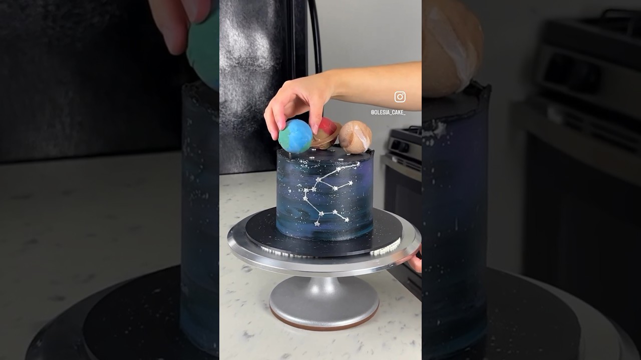 One more space theme cake 🌟 how do you like it? #space #spacetheme #cakedecorating #cakedesign