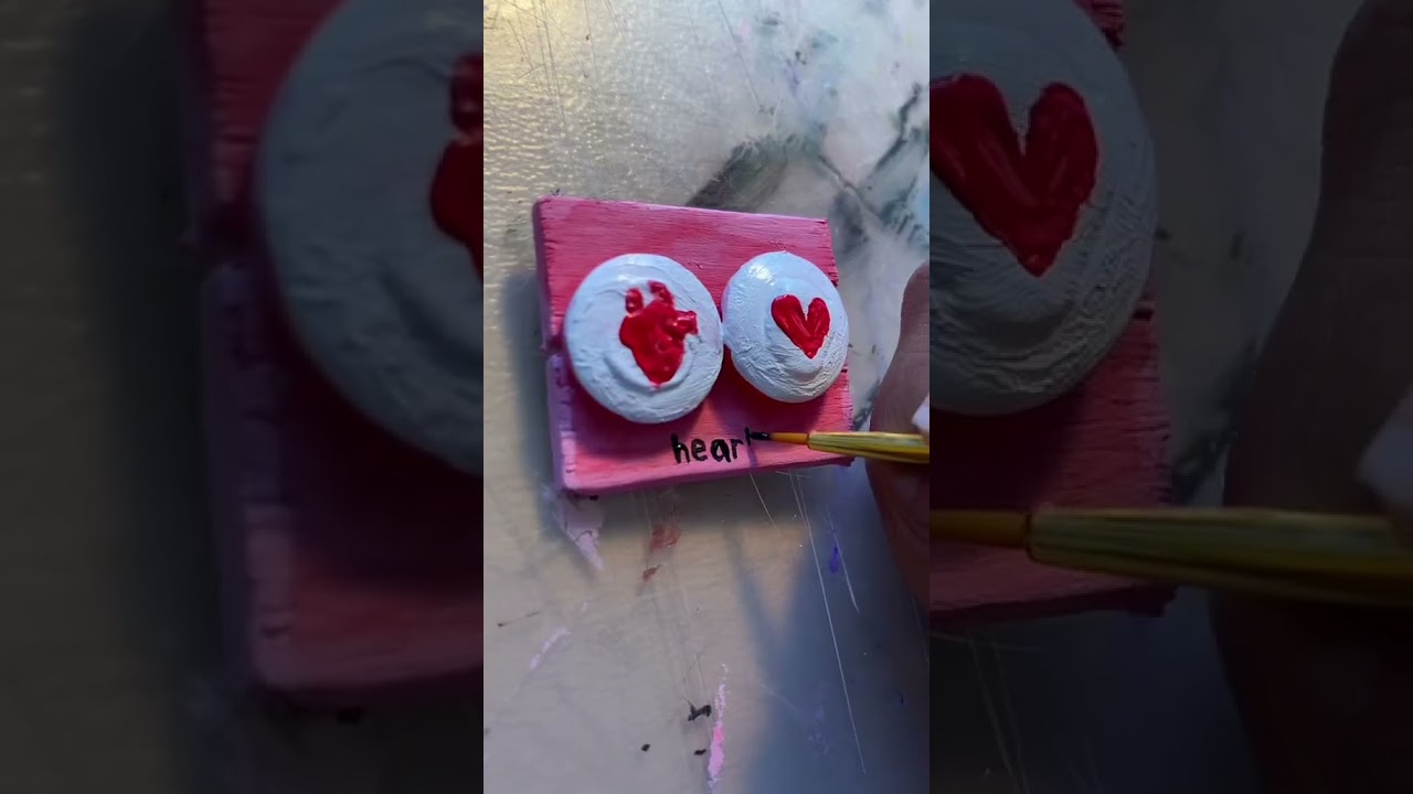 #art The things you can do with a safety pin, 2 buttons and 2 peoces of wood fro