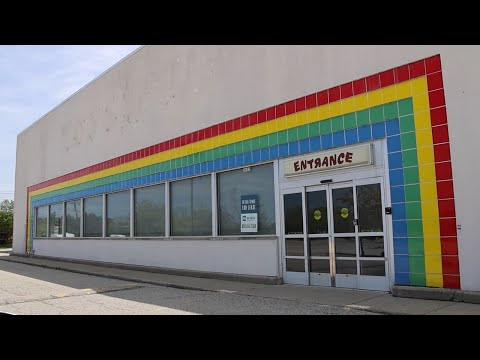 I Check Out An Abandonded Toys R Us in Highland Park, Illinois!