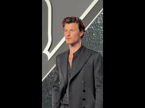 Shawn Mendes owning the #VMAs red carpet in style! 😎