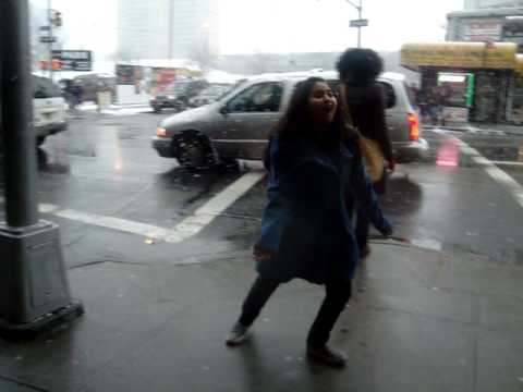 walking to queens center mall