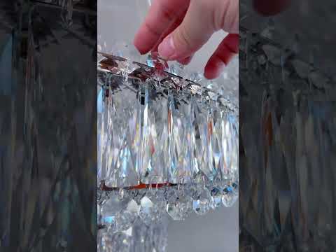 The crystal chandelier shines brightly, and the crystal luster shines on each other, so dazzling.