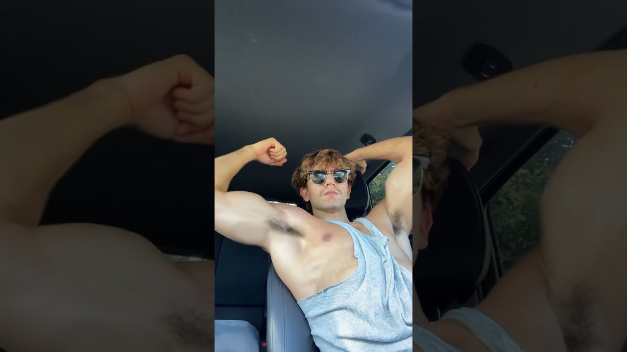 Cute gay guy showing his hairy armpits 😋