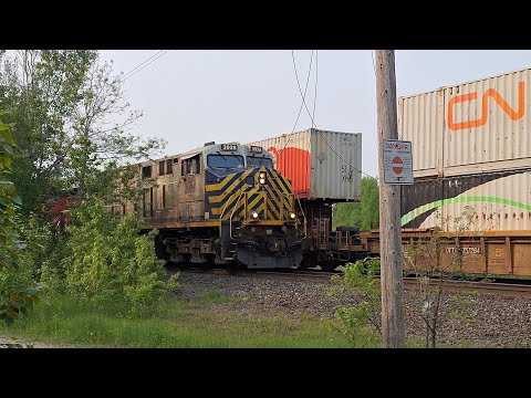 Ex-CREX ES44AC CN 3928 leads southbound double stack train