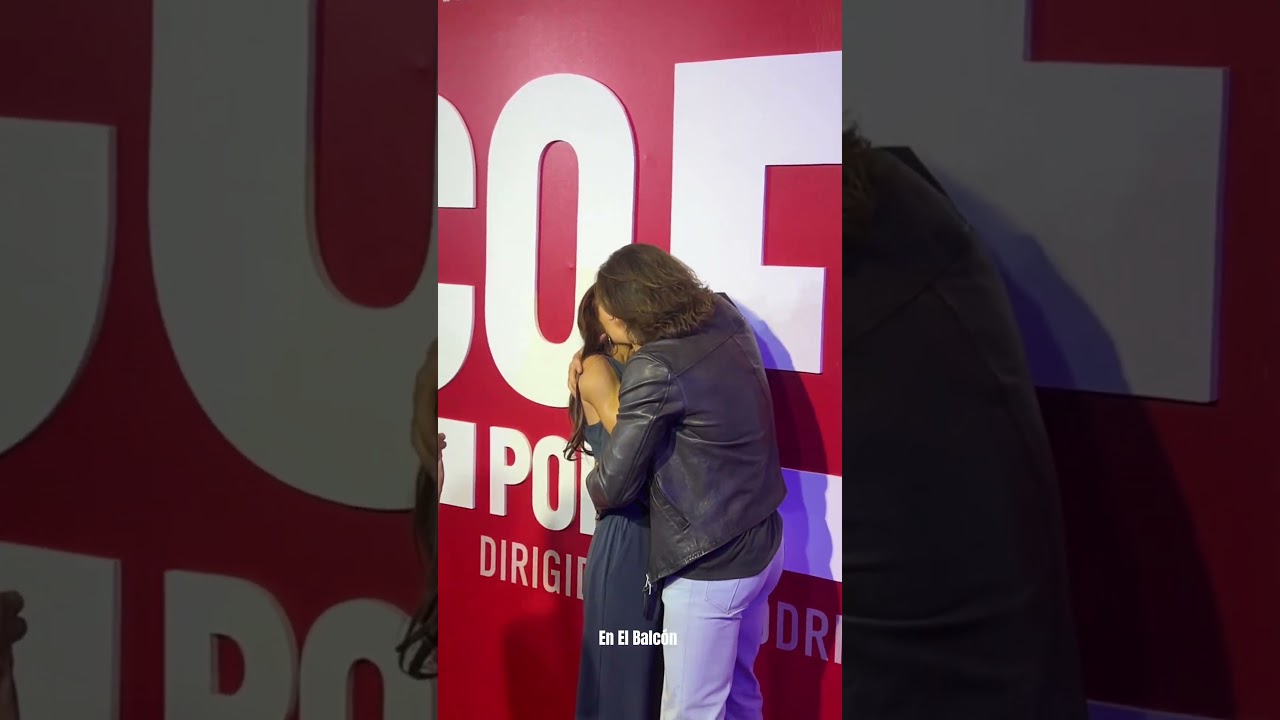El beso que se robó la noche: Angelique Boyer y Sebastián Rulli en la alfombra de Loco por Ella.