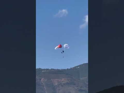 Two gliders collided in mid air in leshan. But they were all calm and returned safely.