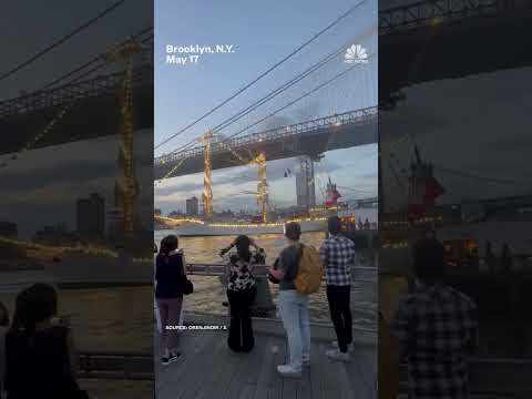 Mexican Navy Ship crashes into New York City's Brooklyn Bridge