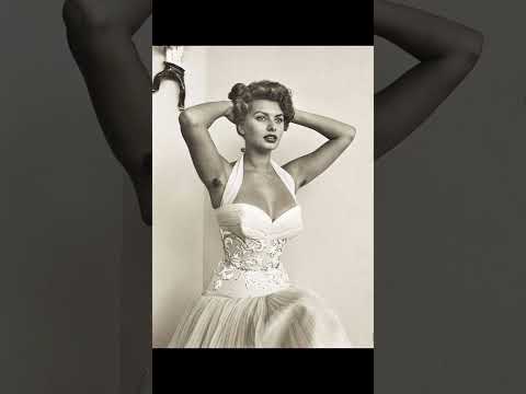 Sophia Loren photographed by Ormond Gigli, 1955 #sophialoren #50s #oldphoto #history #short